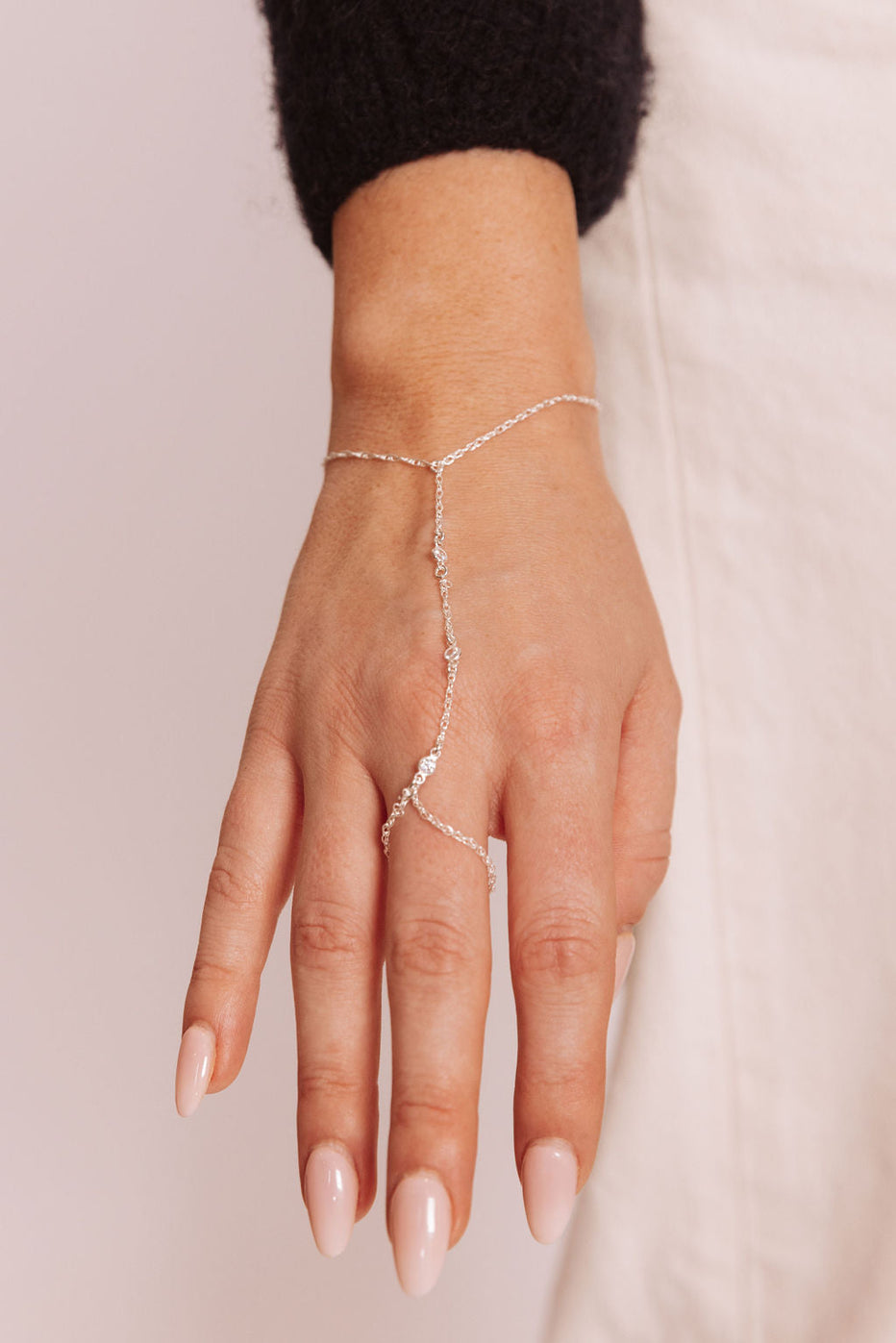 Cyrus Hand Chain – Pigment